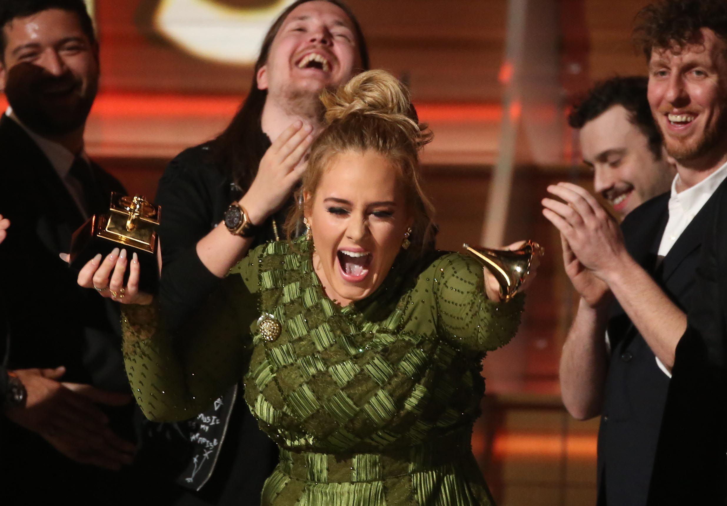 No, Adele didn't break her Grammy to share it with Beyonce